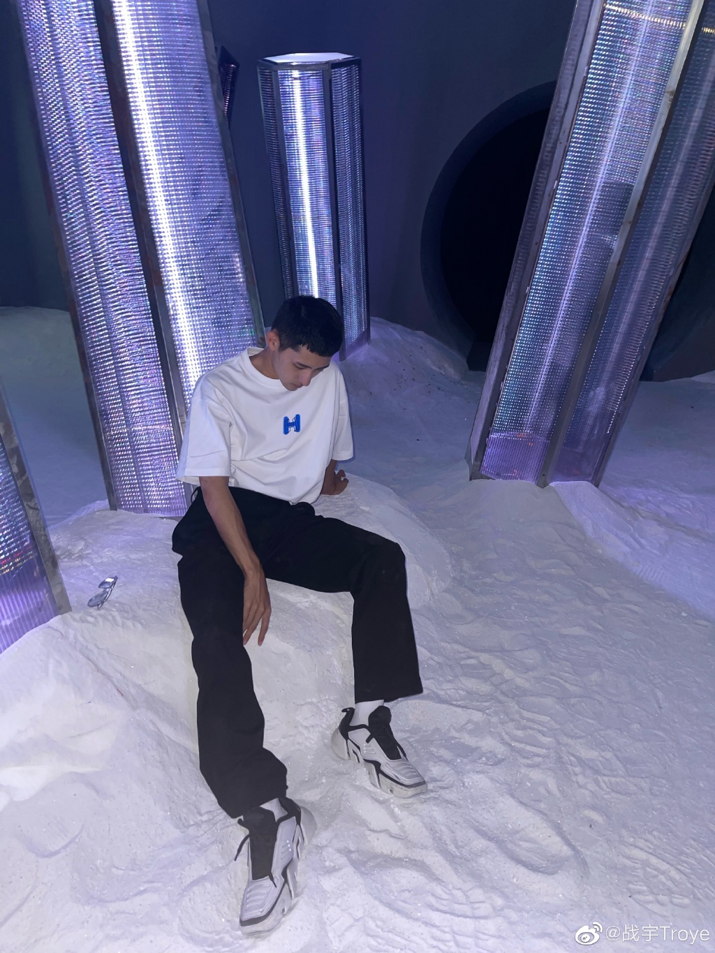 Zhan Yu: Who is this guy?He looks clean and handsome, and has ...