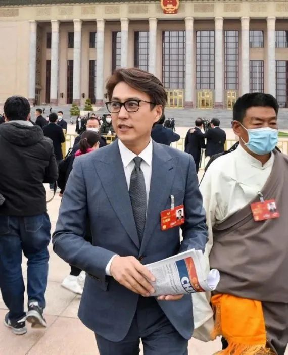 A ruffian with a handsome face, and an official full of prestige! The ...