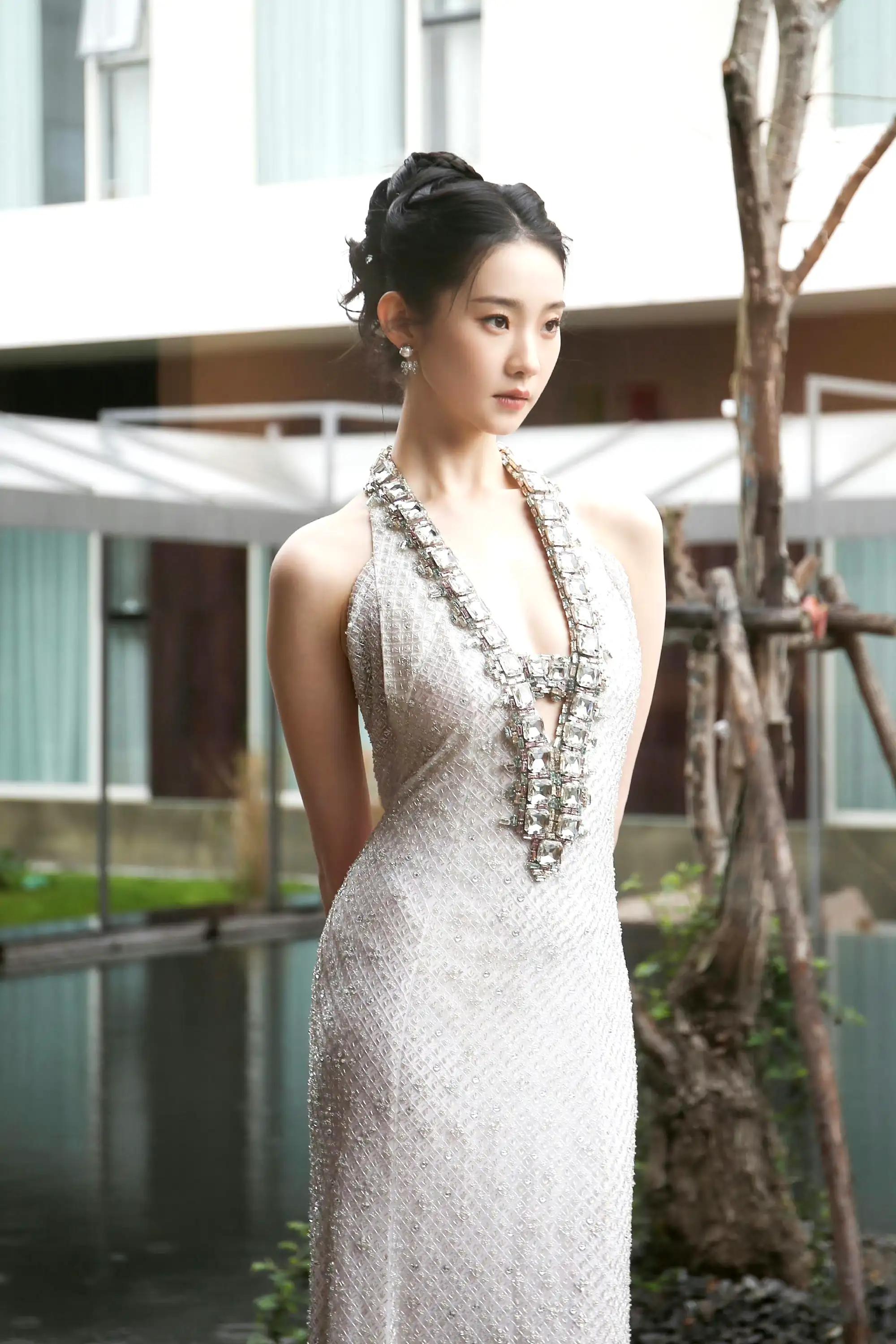 Big beauty Zhang Yifan - iNEWS