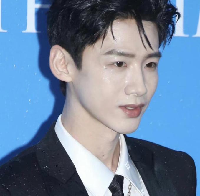 Bai Jingting's picture is simply perfect! Uncover his amazing ...