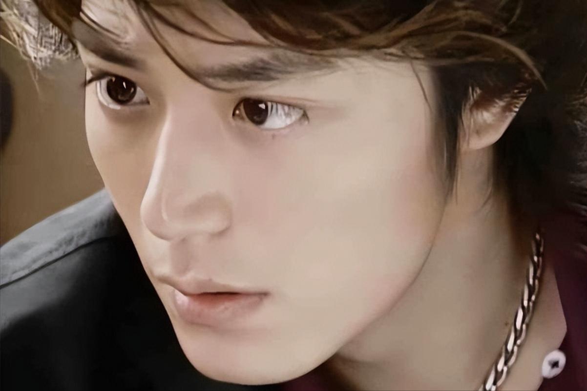 Starring in "Xian San" became a blockbuster, but now he is at home with ...