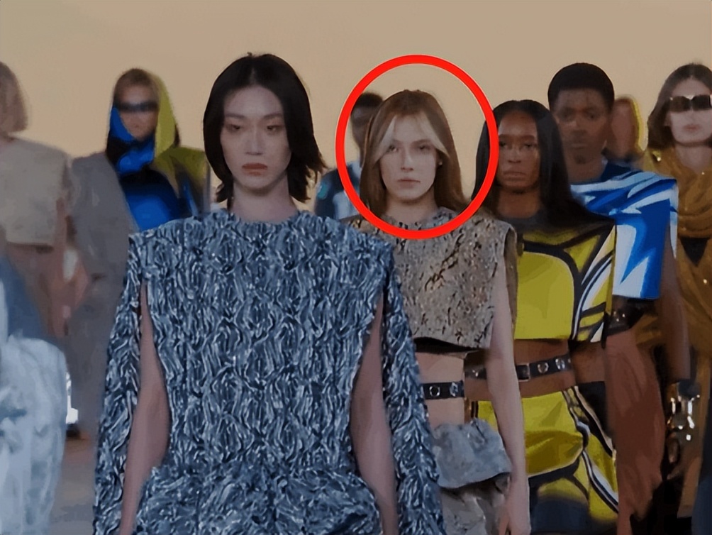 Gu Ailing is incarnated as a "supermodel", with long legs and a perfect A4 waist, and her facial ...