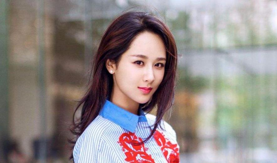 The supporting role in the play is "popular" and the protagonist is ...