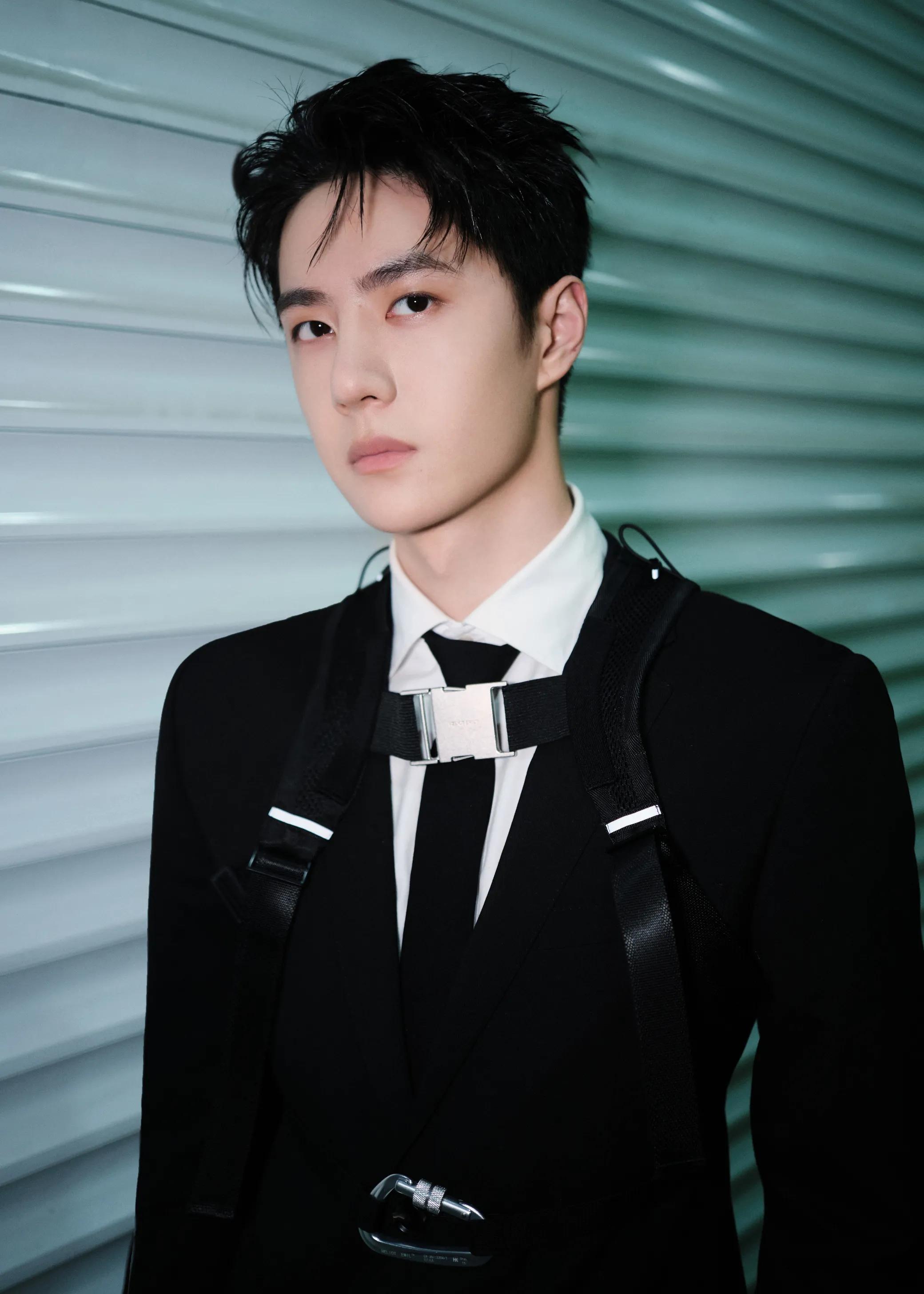 Wang Yibo's hip-hop suit with straps - iNEWS
