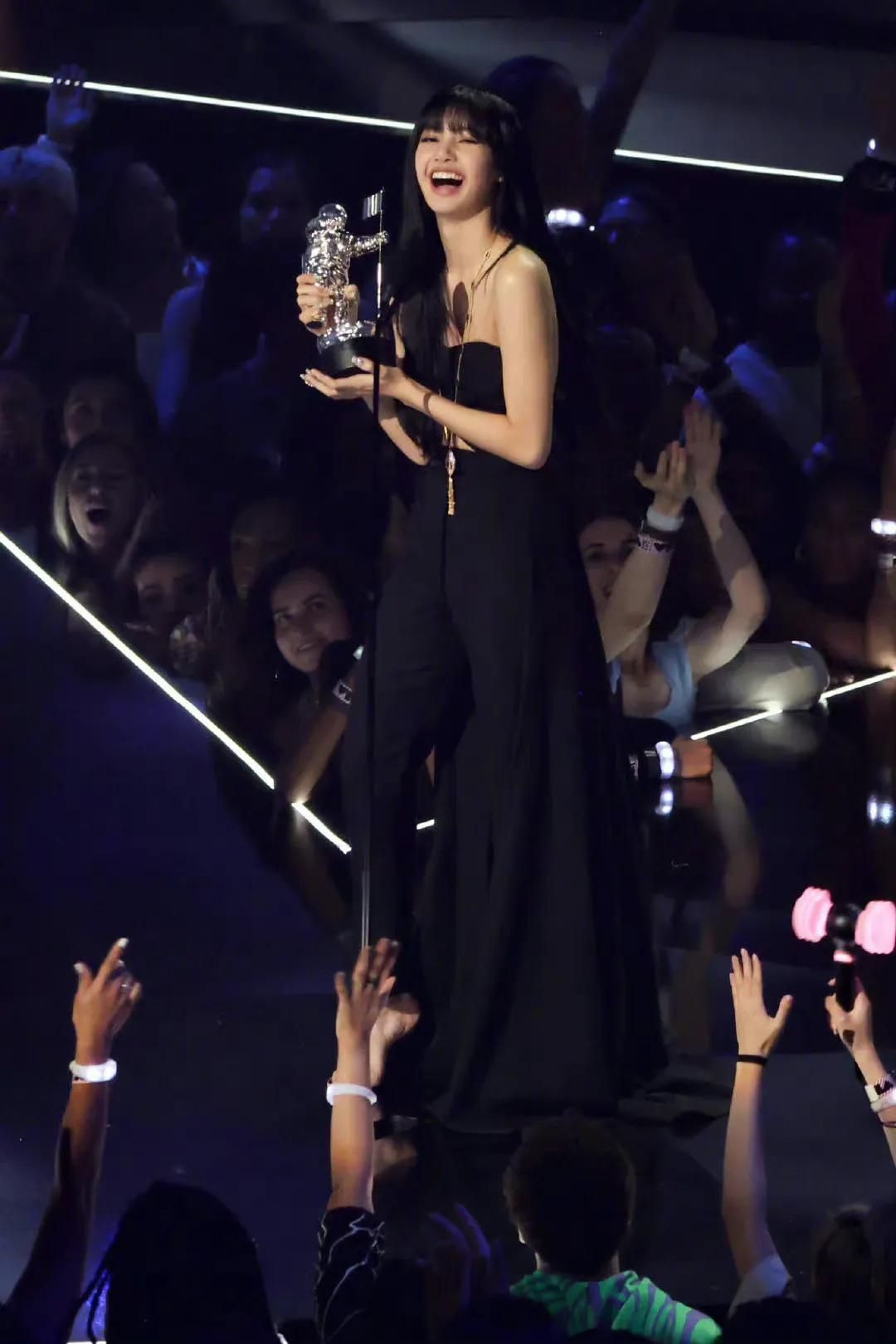 Lisa wins VMA best kpop award - iNEWS