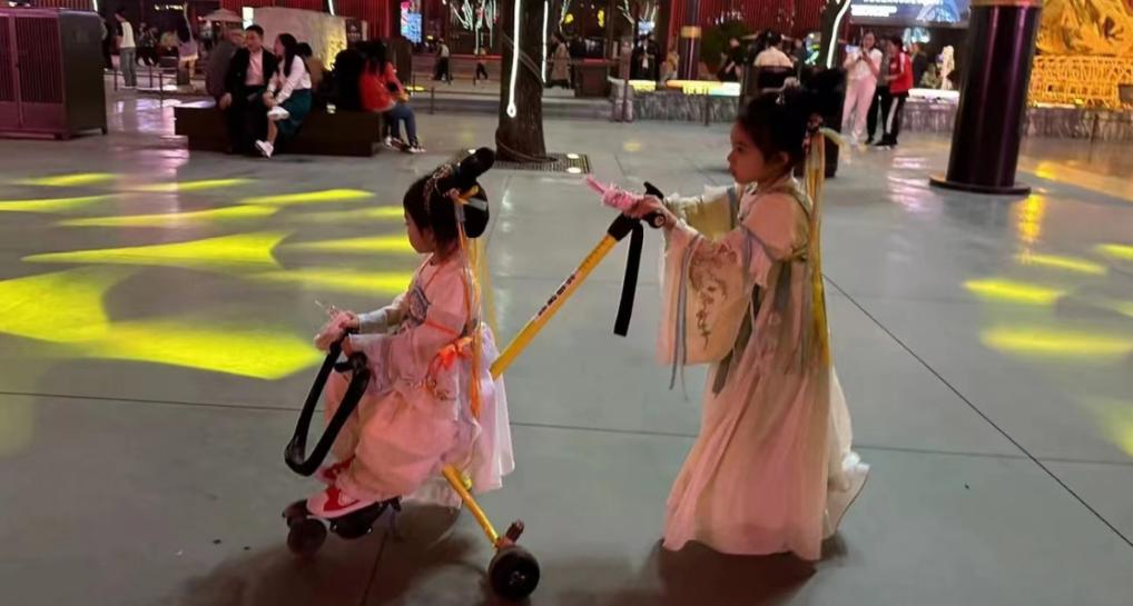 Huo Qigang posted a family portrait! Huo Zhongyi wears a fairy ...