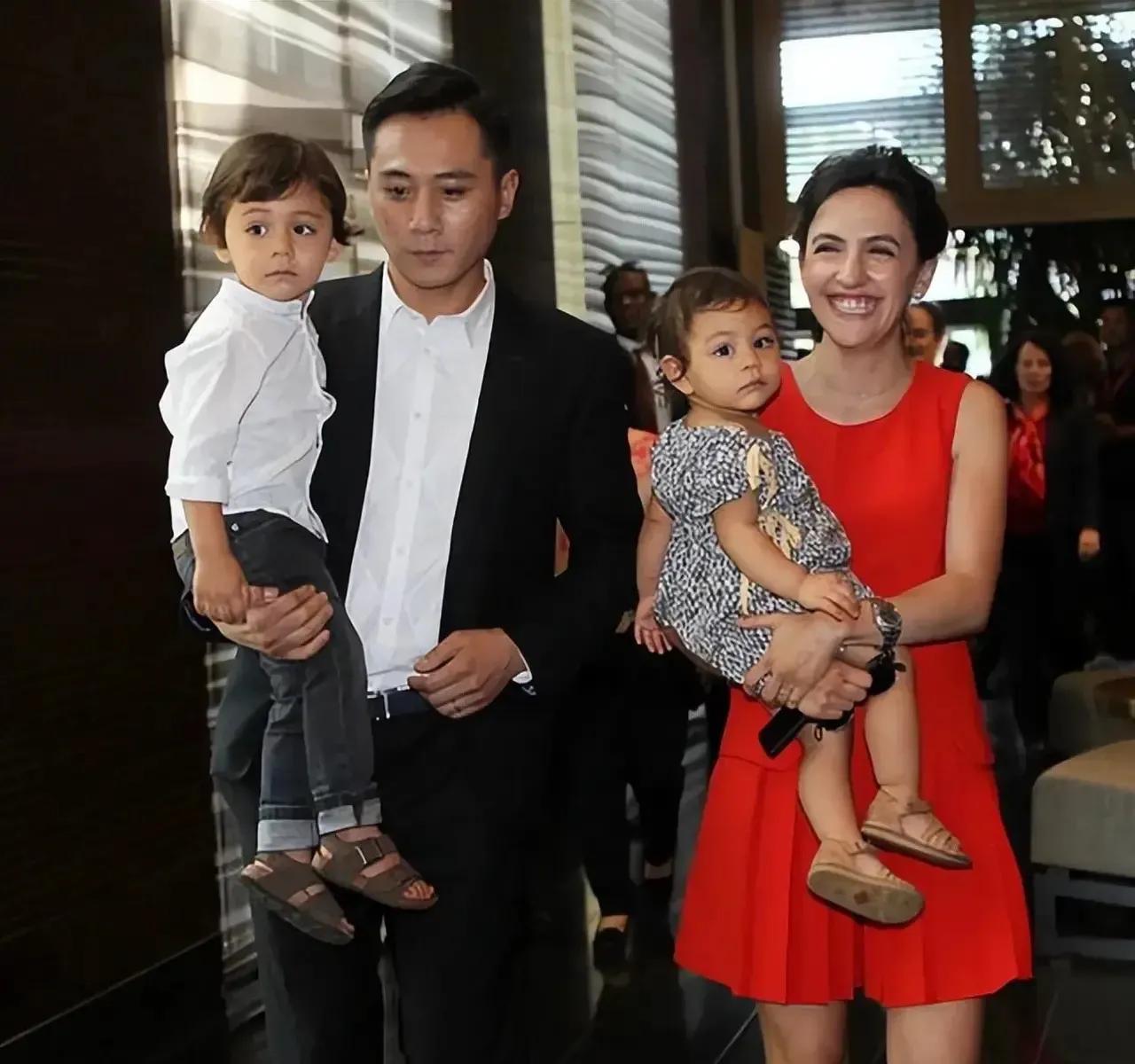 Liu Ye rarely posted a family photo!The foreign wife is so old, she and ...
