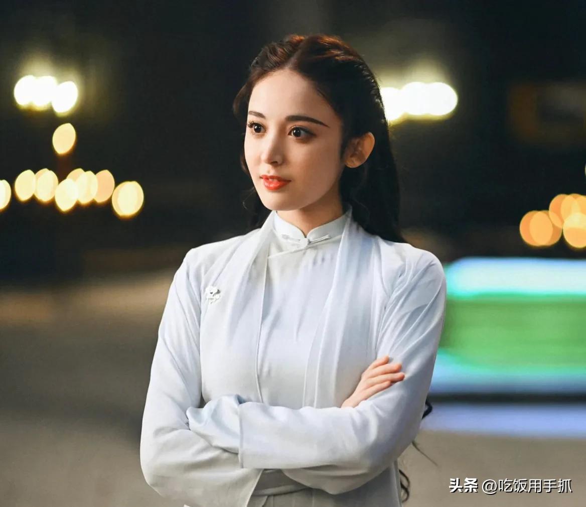 Guli Nazha's national cheongsam dress shows off her perfect figure! - iNEWS