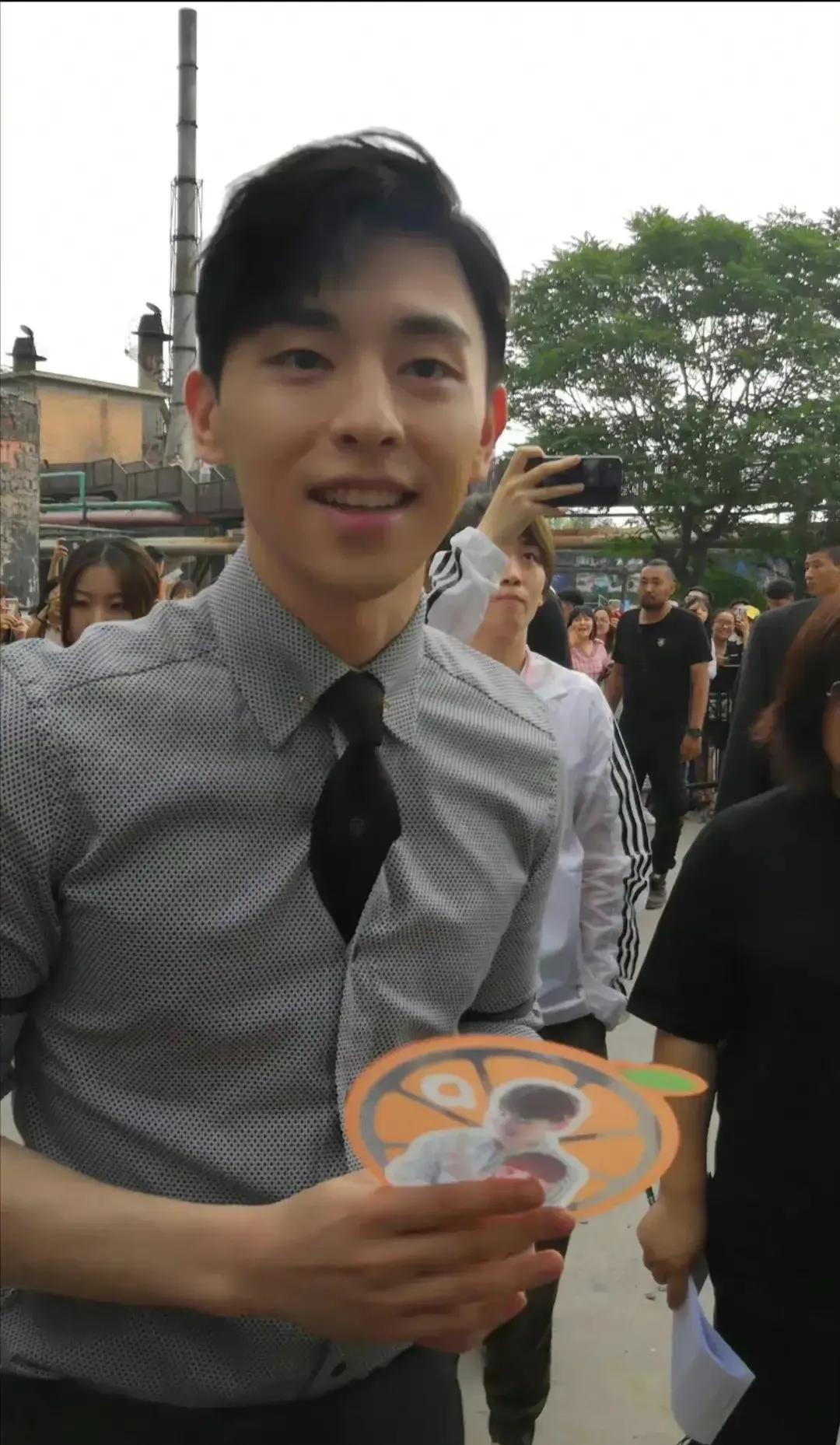Deng Lun handsomely appeared on the street and was surrounded by fans ...