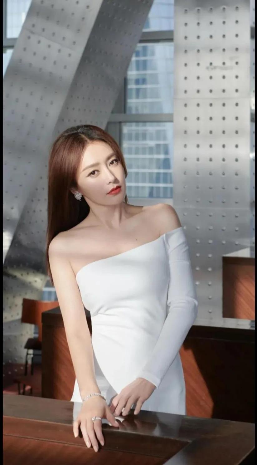 Sexy, charming and compelling Qin Lan's photo - iMedia