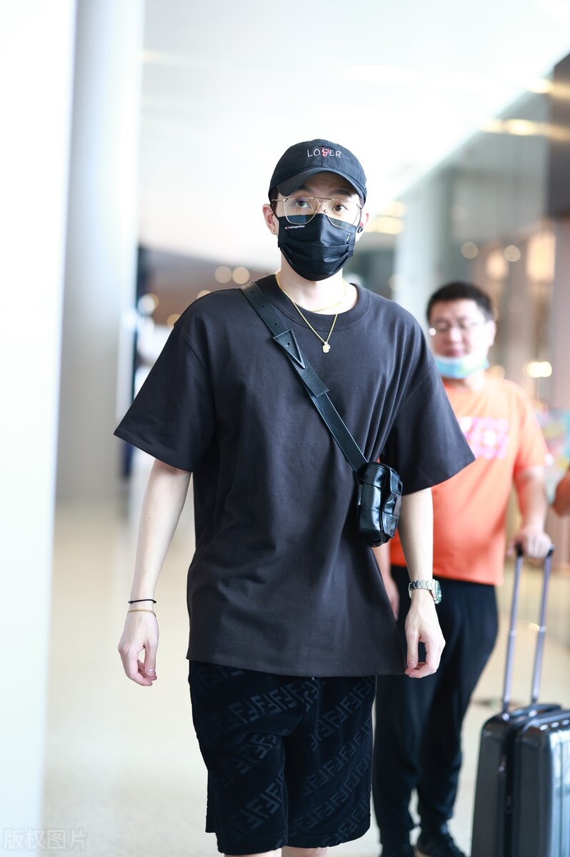 Fan Shiqi appeared at the airport - iNEWS