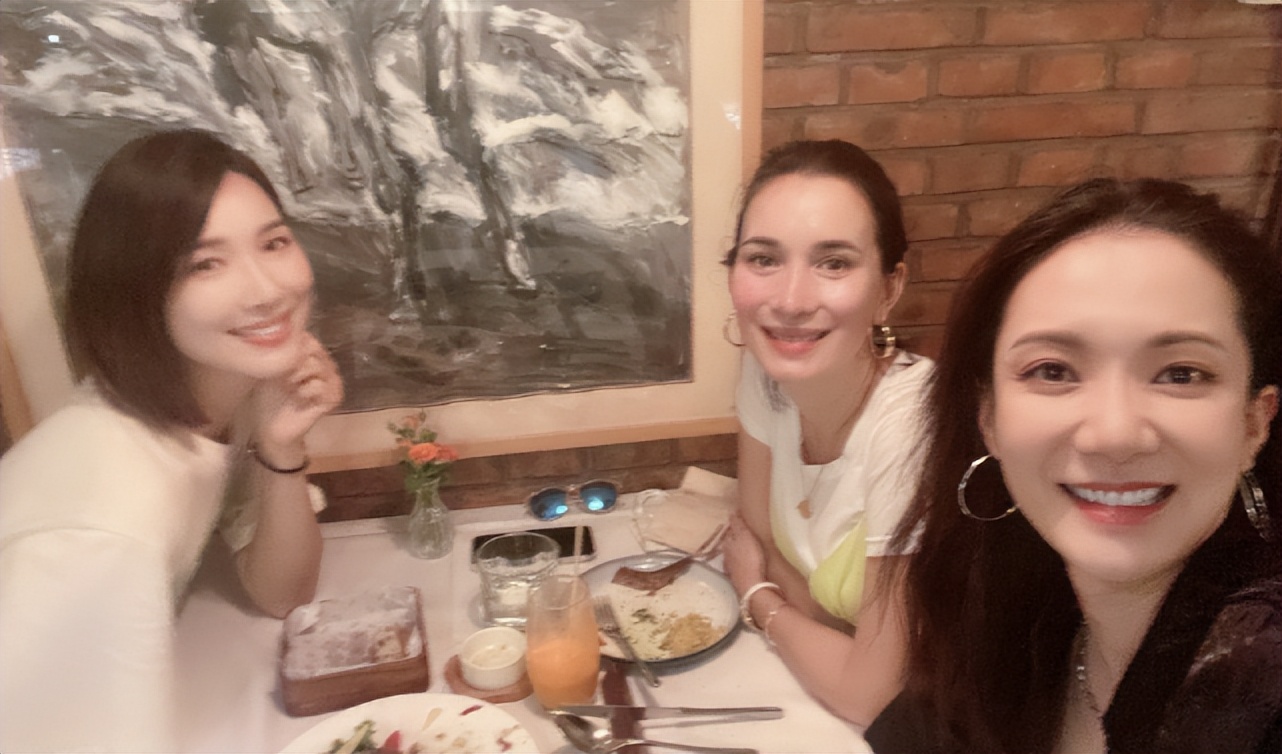 Han Geng's wife is more than 8 months pregnant and has dinner with Li ...