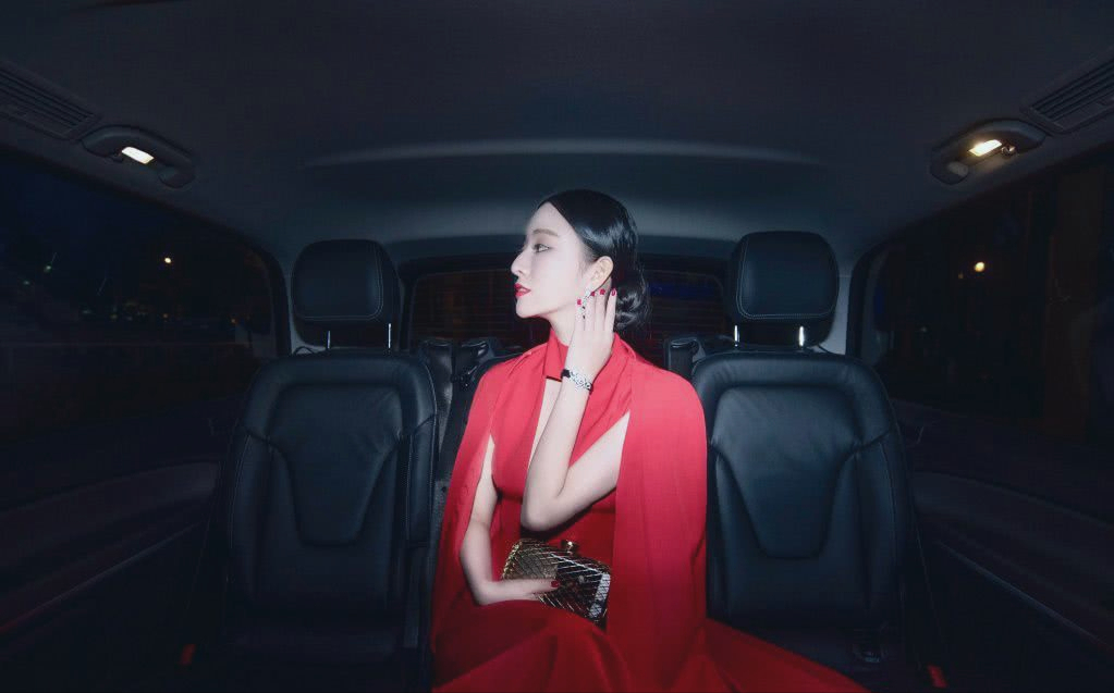 "Embroidered peony on a linen towel"?He Chengxi spends 8 million to ...