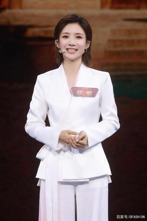 Cai Zi: The host known as Dong Qing's successor - iNEWS