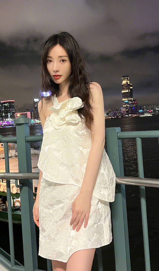 Liu Yan takes photos of the night scene in Hong Kong, and her white ...