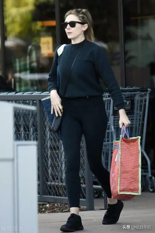 Elizabeth Olsen is casual in a black sweater + leggings + sneakers - iNEWS