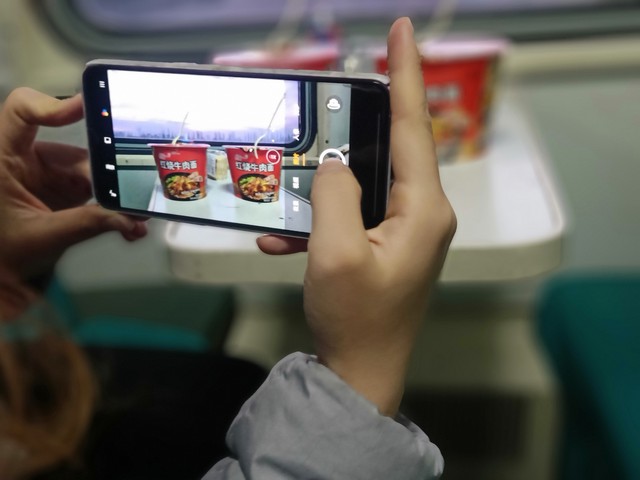 Why are the instant noodles on the train the most delicious? - iNEWS