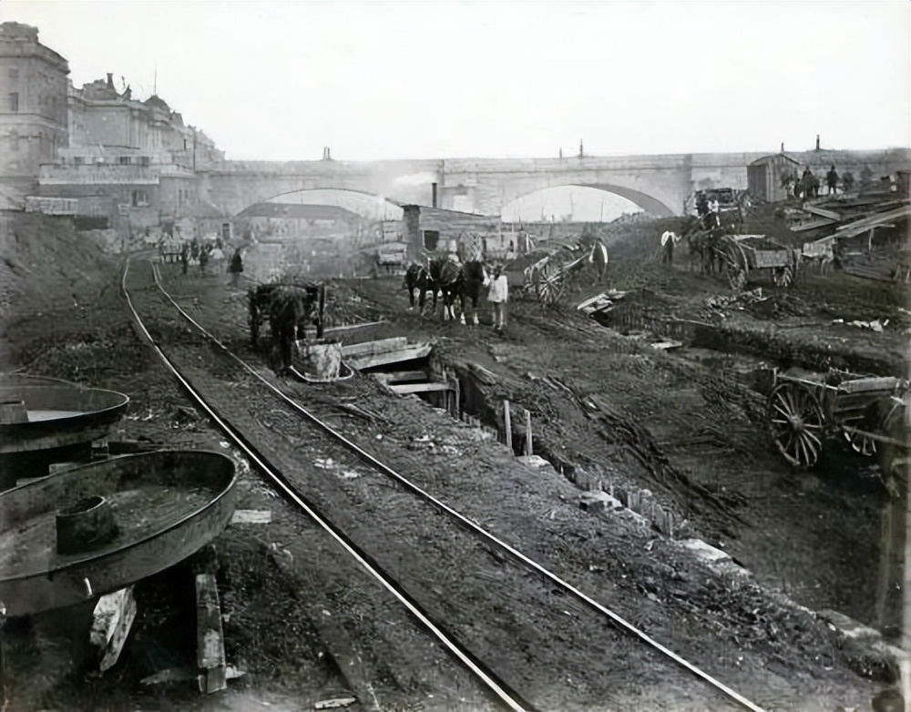 The world's first subway Metropolitan subway in London, England in 1863 ...