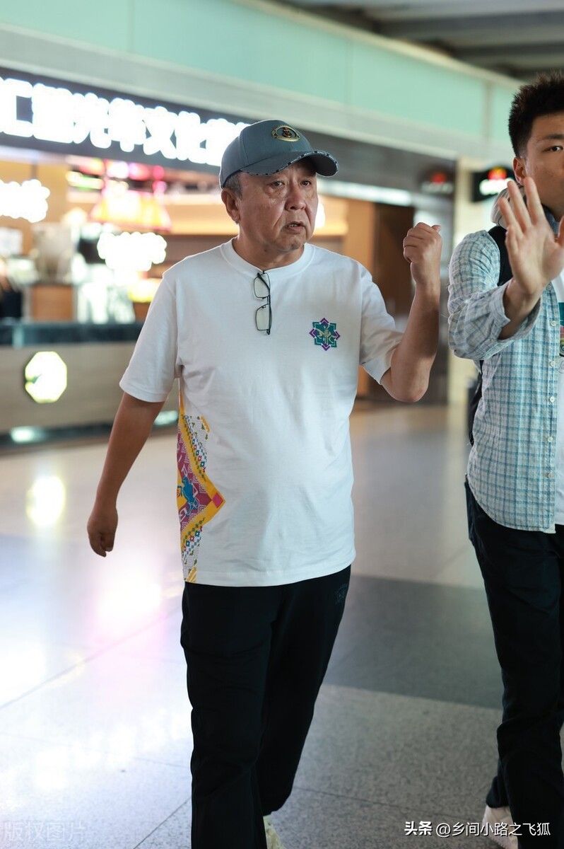 Yu Qian arrived at Beijing Airport, dressed in black and white, simple ...