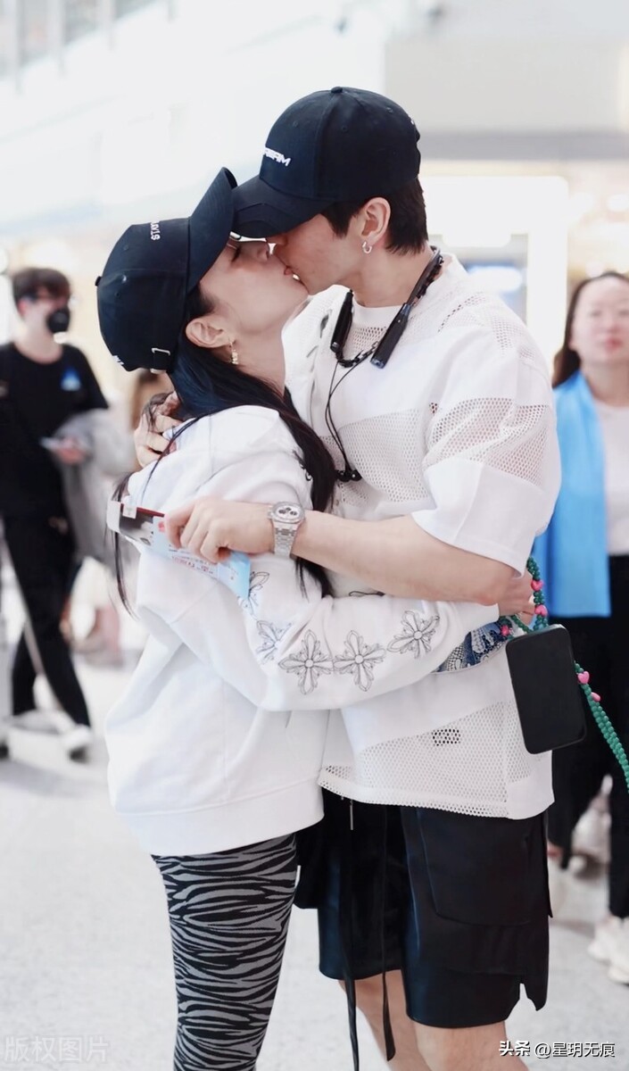 Christy Chung and Zhang Lunshuo appeared at Beijing Airport, kissing ...