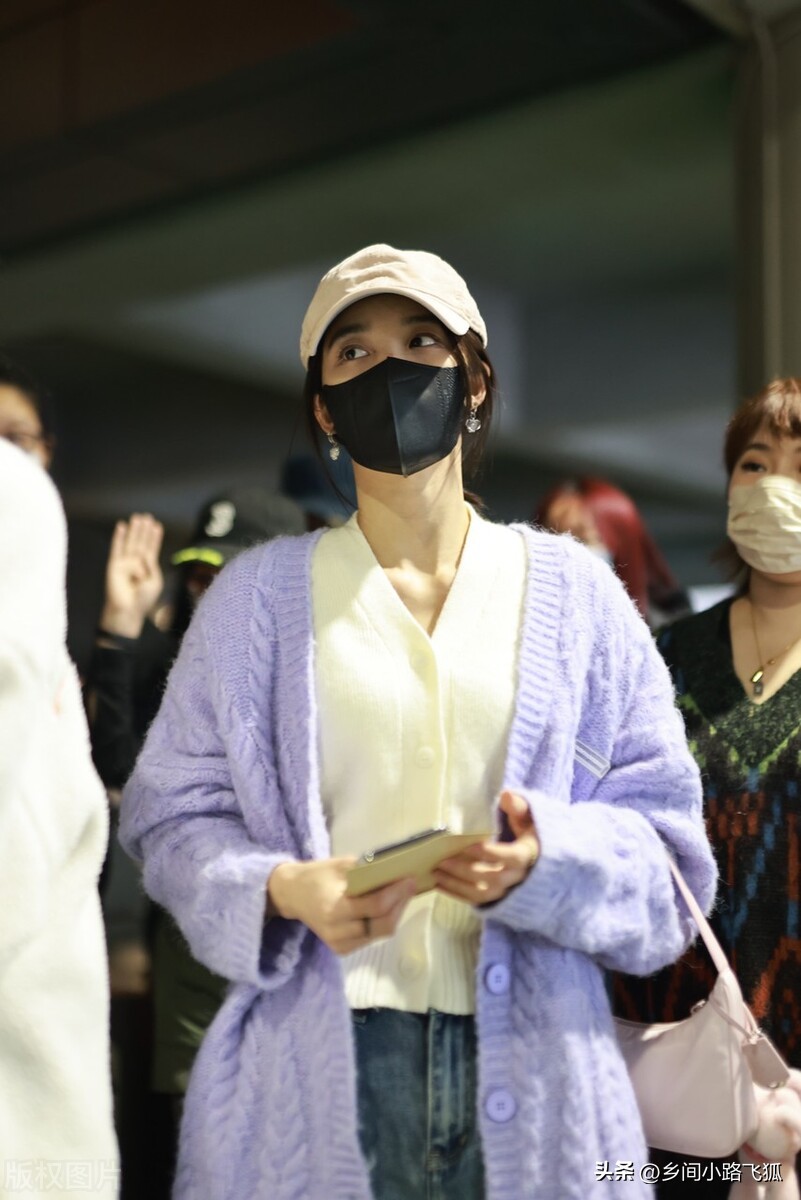 Wan Peng appeared at Shanghai Airport, wearing a baseball cap, sweet ...