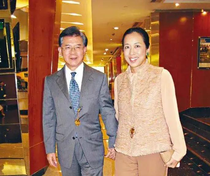 Regardless of the opposition of his children, Luo Kangrui married Zhu ...