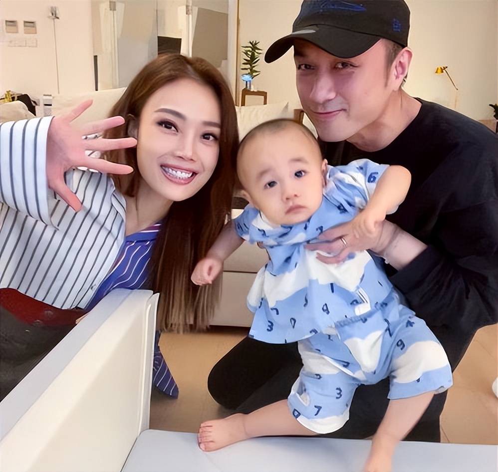 Ku Juji posted a family portrait celebrating the 9th anniversary of his ...