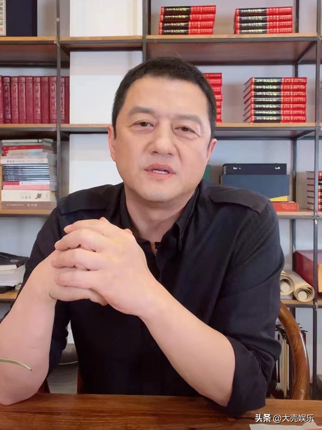 Li Yapeng sells Wenwan jewelry on a live broadcast, and more than 1,000 ...