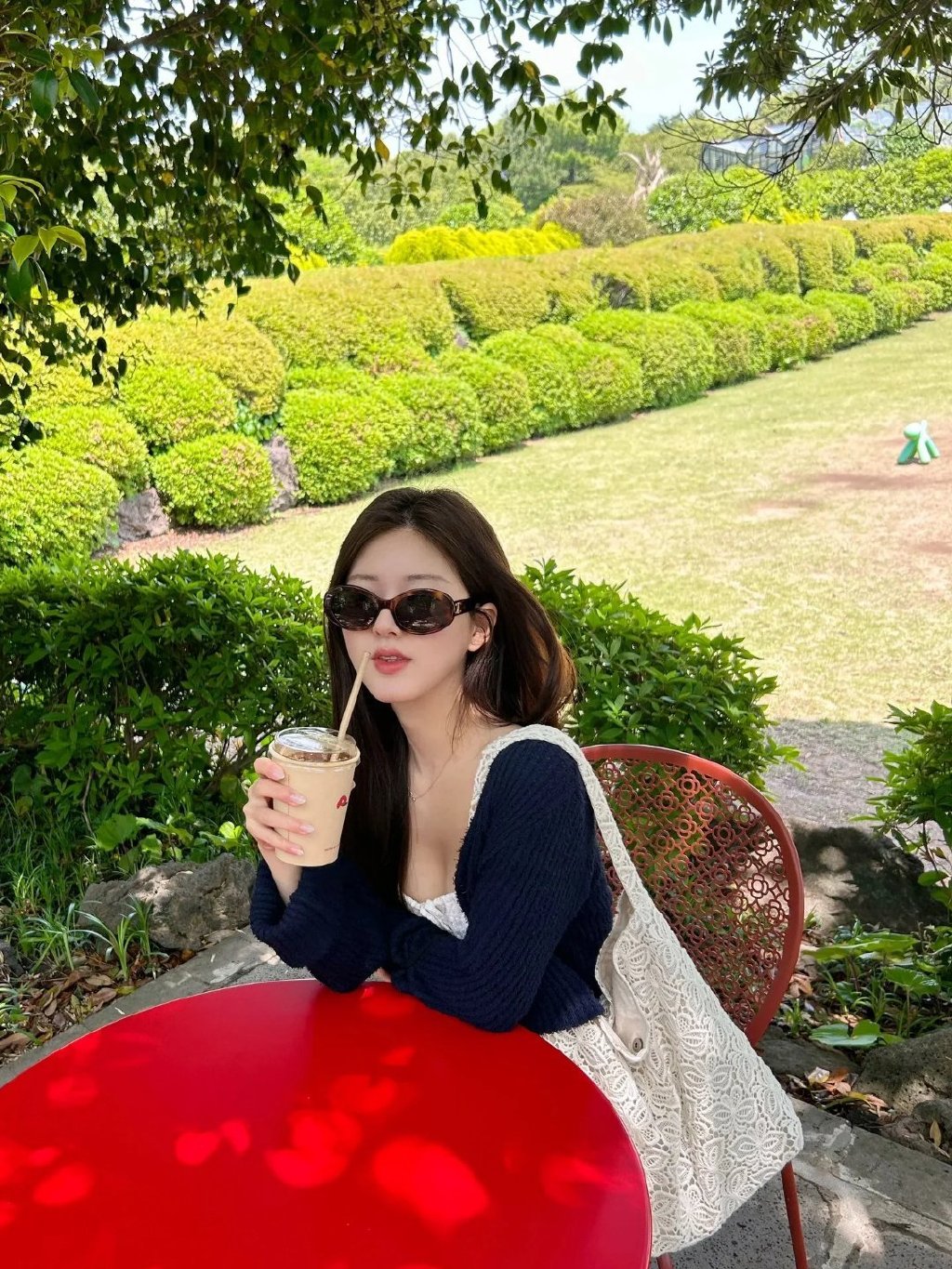 Zhao Lusi's smile is so seductive, wearing a pink plaid skirt and ...