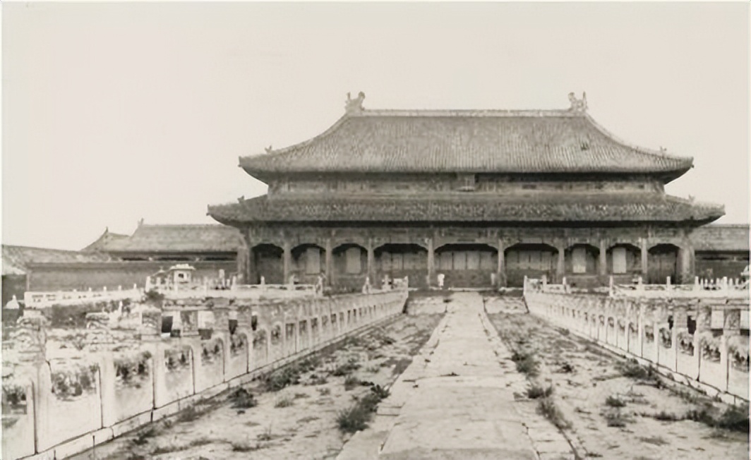 Old Shadows: The Daqing Gate has lost its wall, the Great Wall is ...