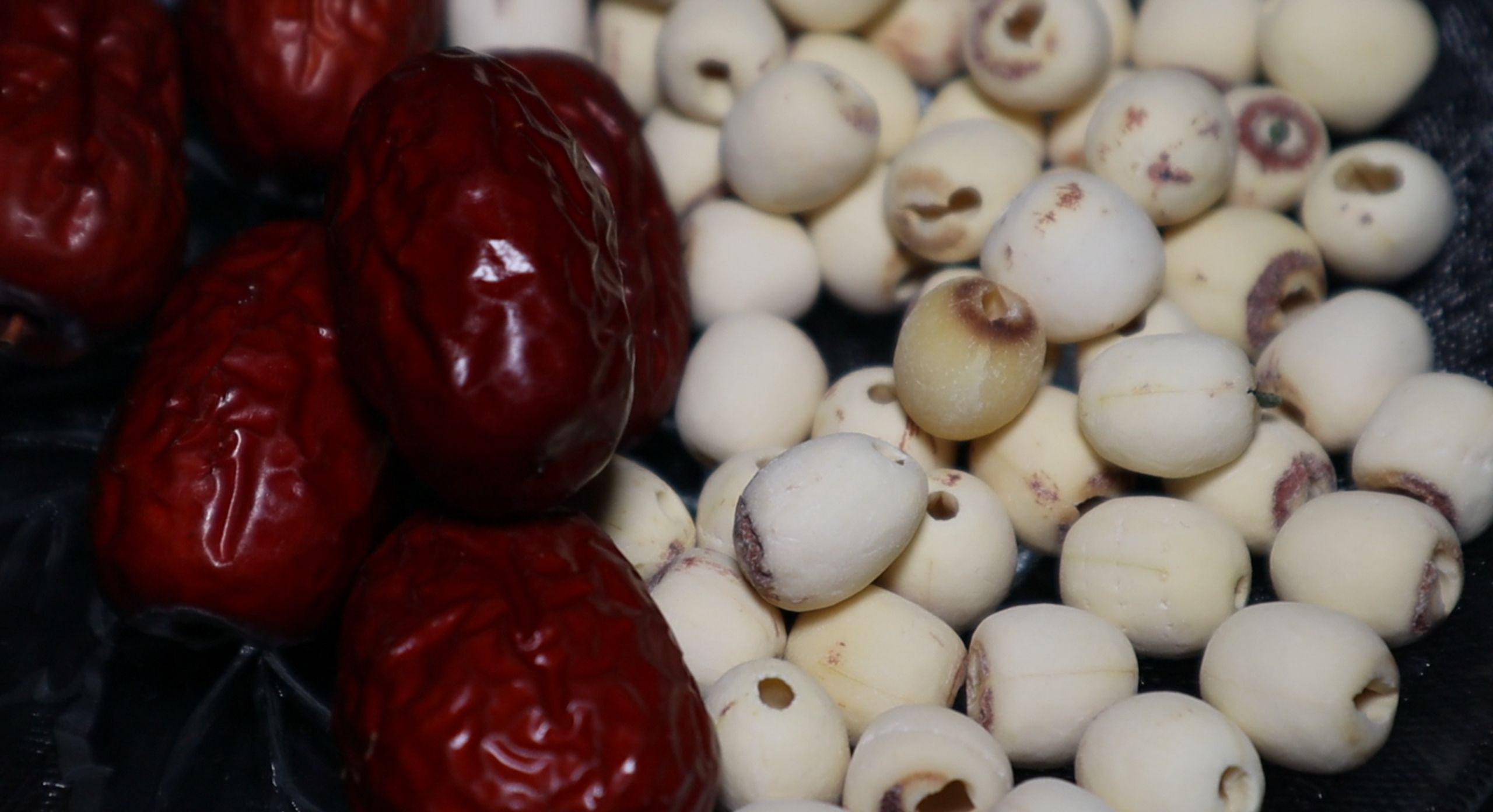 In summer, lotus seeds are paired with red dates to cook porridge ...