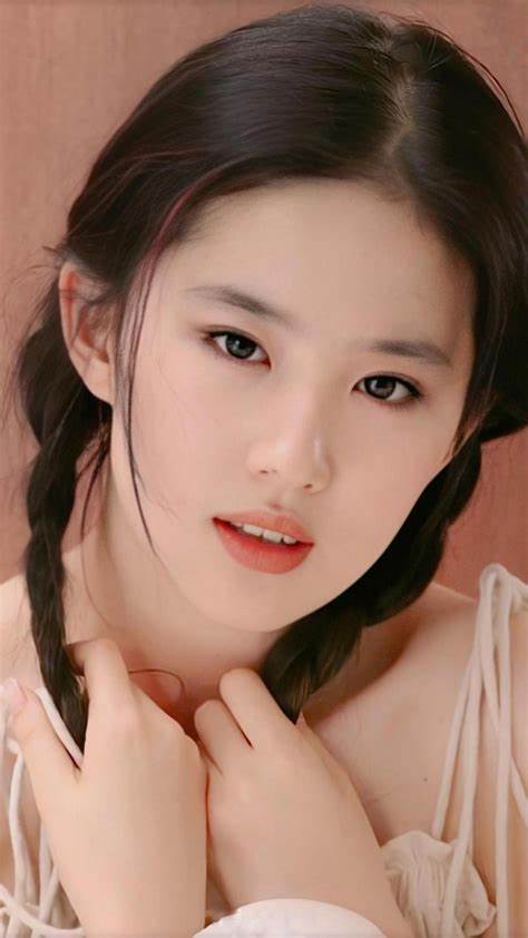 Chinese Goddess Liu Yifei: A Fresh and Refreshed Performing Legend - iNEWS