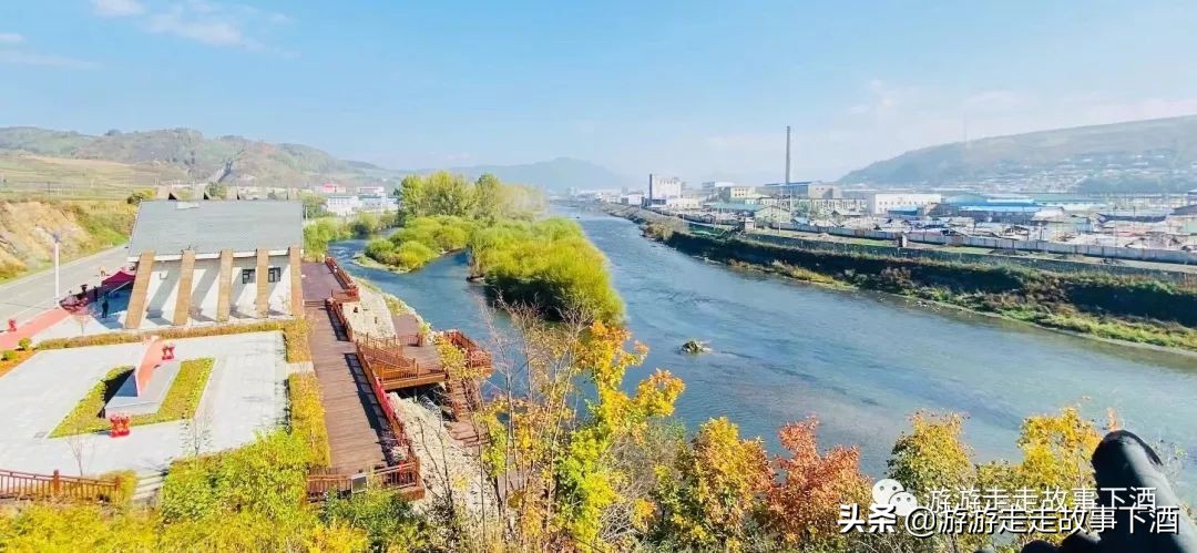 The Yalu River is separated by two worlds, and the autumn colors in the ...