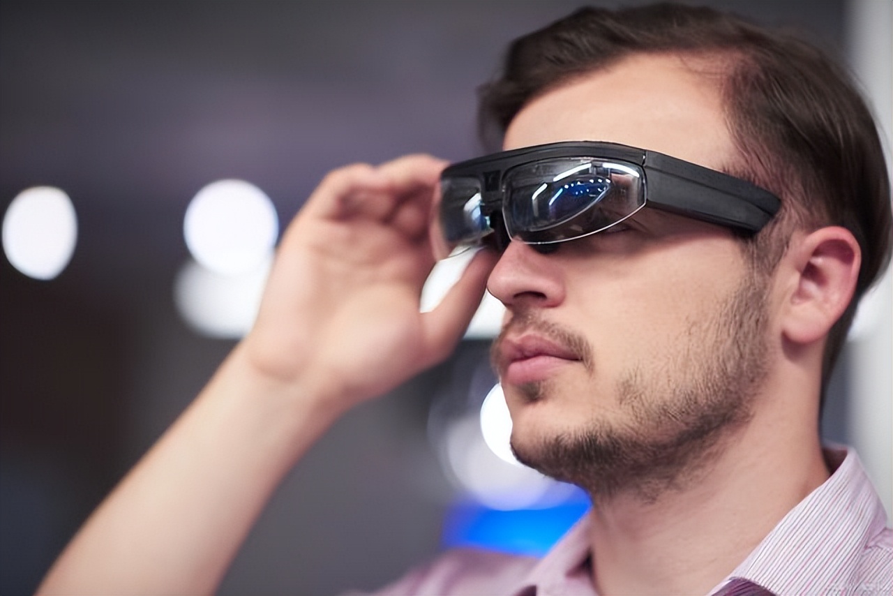 Why are people buying smart glasses? - iNEWS