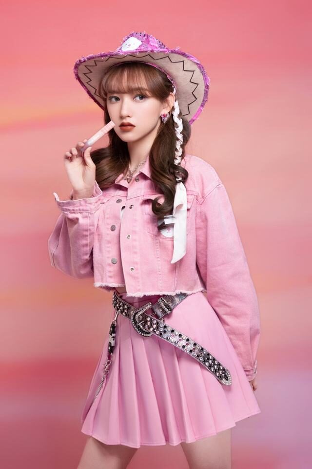 Cheng Xiao worked hard in his career, wearing a waistless outfit ...