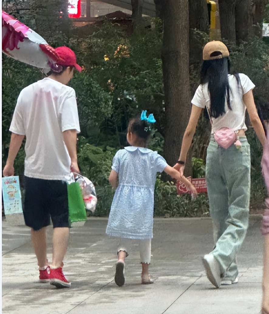 Dong Zijian and Sun Yi took their daughter shopping together for the ...