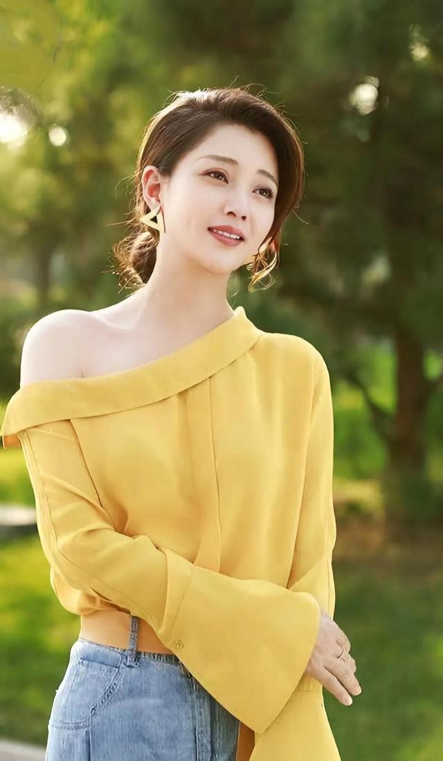 43-year-old Yin Tao's recent photo exposure: It is worthy of the soul-absorbing waist and ...