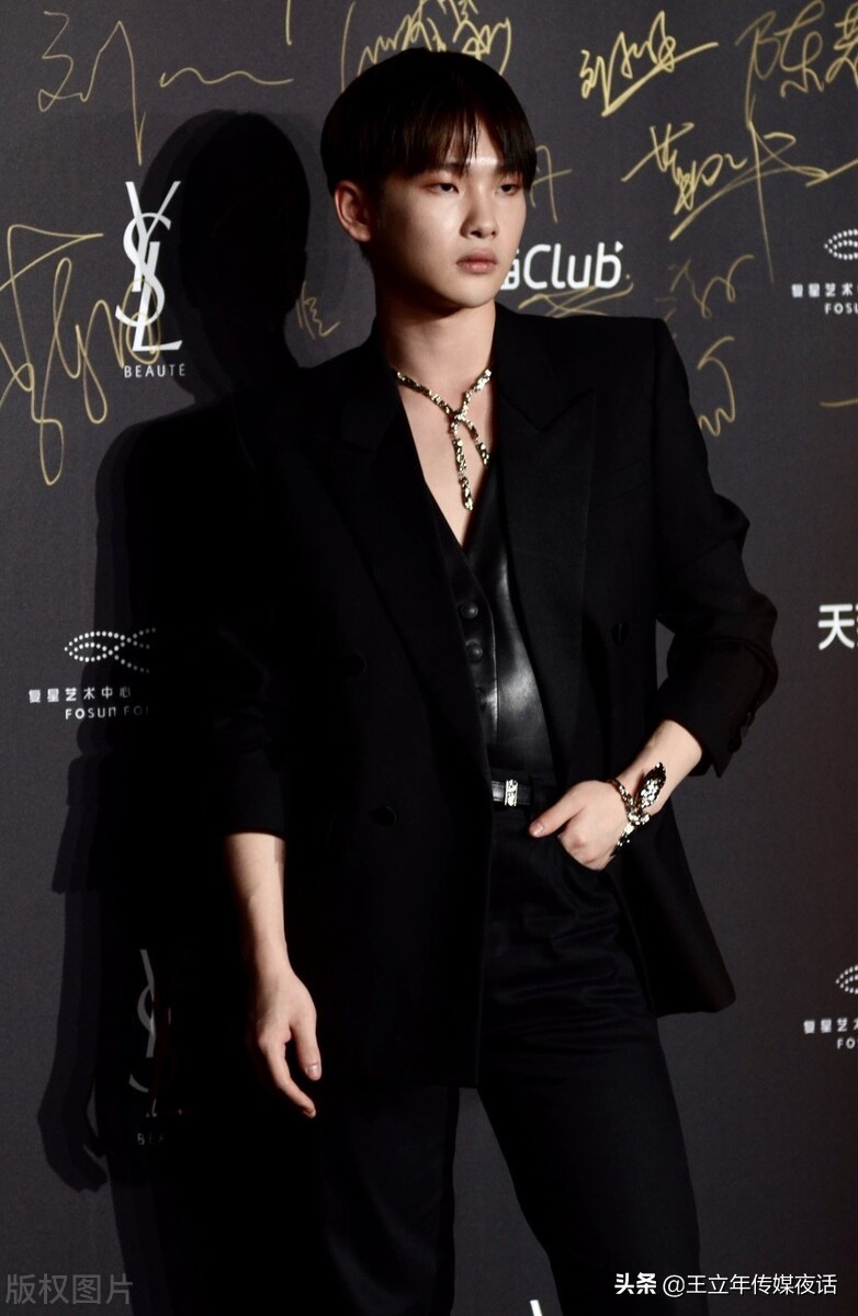 Zhou Zhennan's first concert in Changsha Reuters: black and white T ...