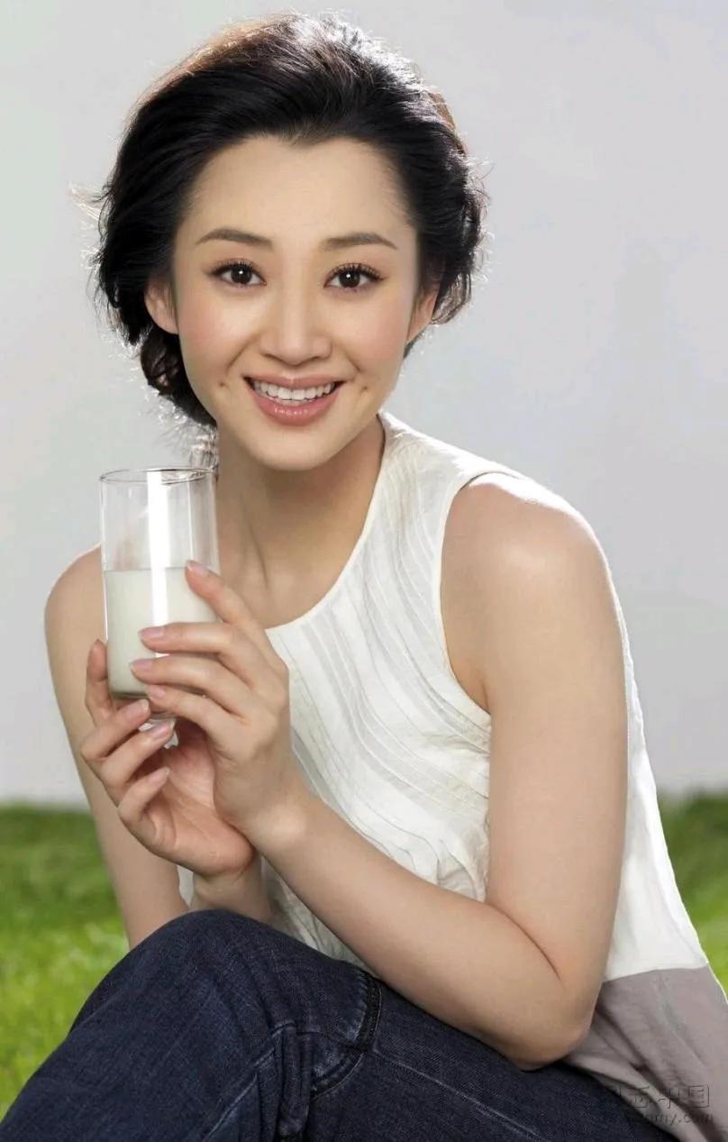 At the age of 49, she starred in a passionate drama. Whether Xu Qing is considered a beauty or ...