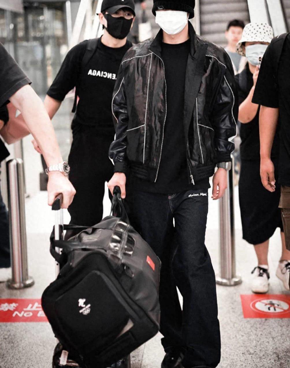 Original Wang Yibo went to Paris in a cool black outfit and appeared at ...