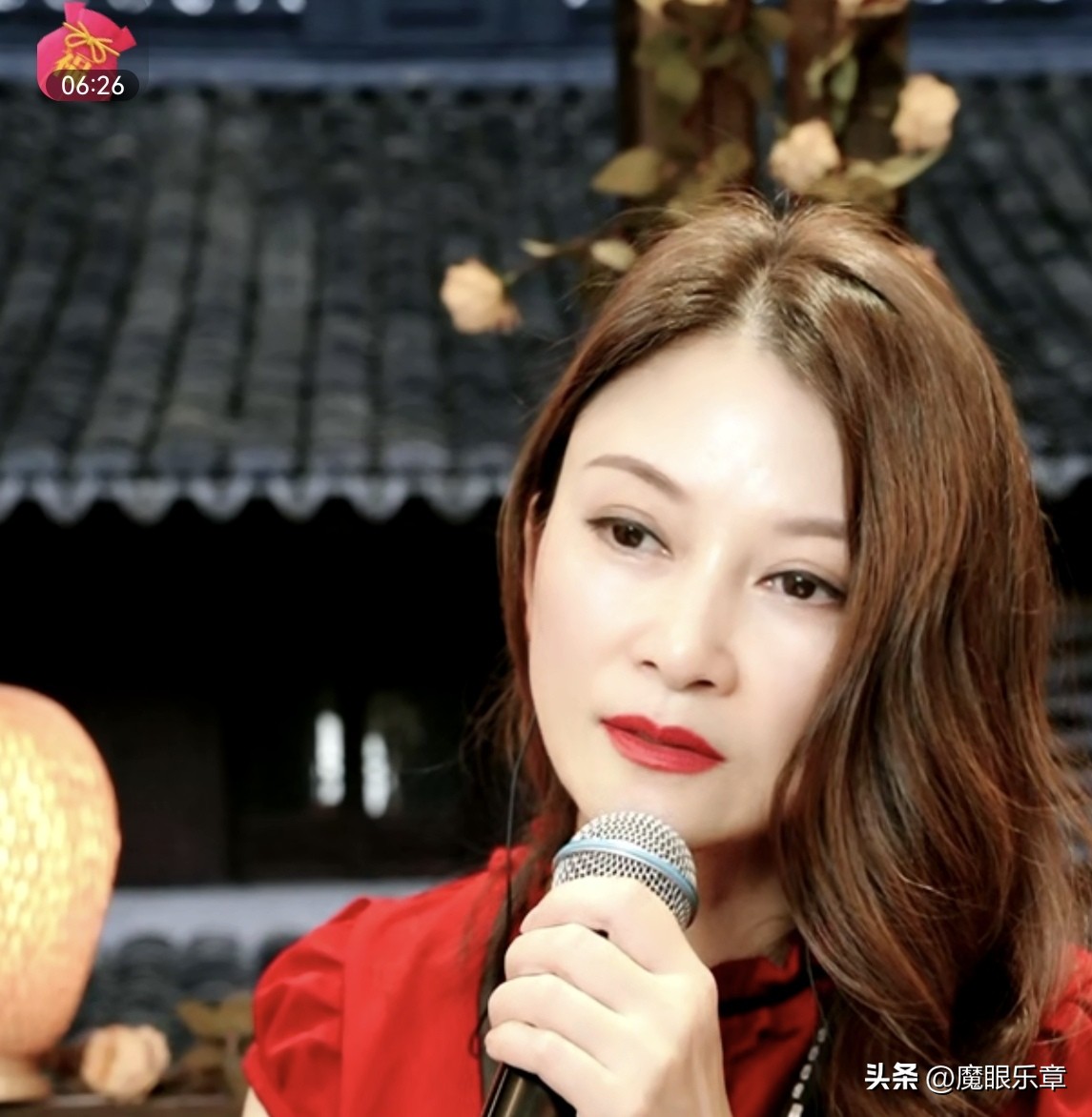 In the 1980s, the female singer Zhu Xiaolin sang "Mother's Kiss" live ...