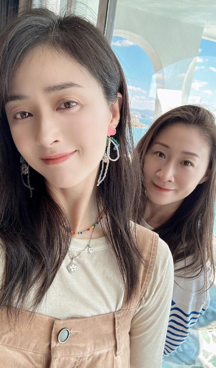 40-year-old Jiang Xin posted beautiful photos in a swimsuit, wearing a bikini with zero fat all ...