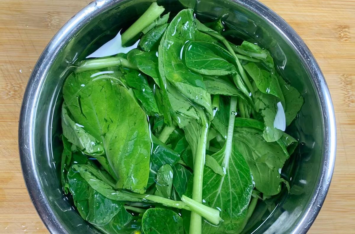 In summer, it is better to eat spinach and celery. It is tender and ...