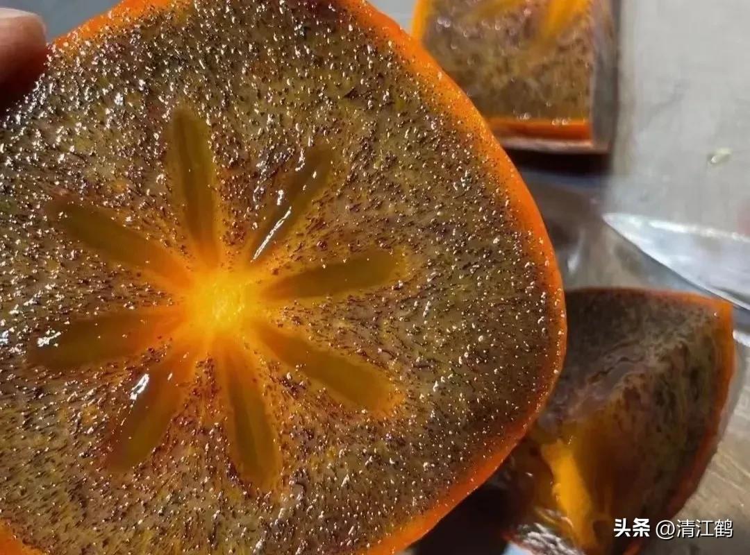 Delicious black persimmons, a mouthful of honey pours into the heart ...