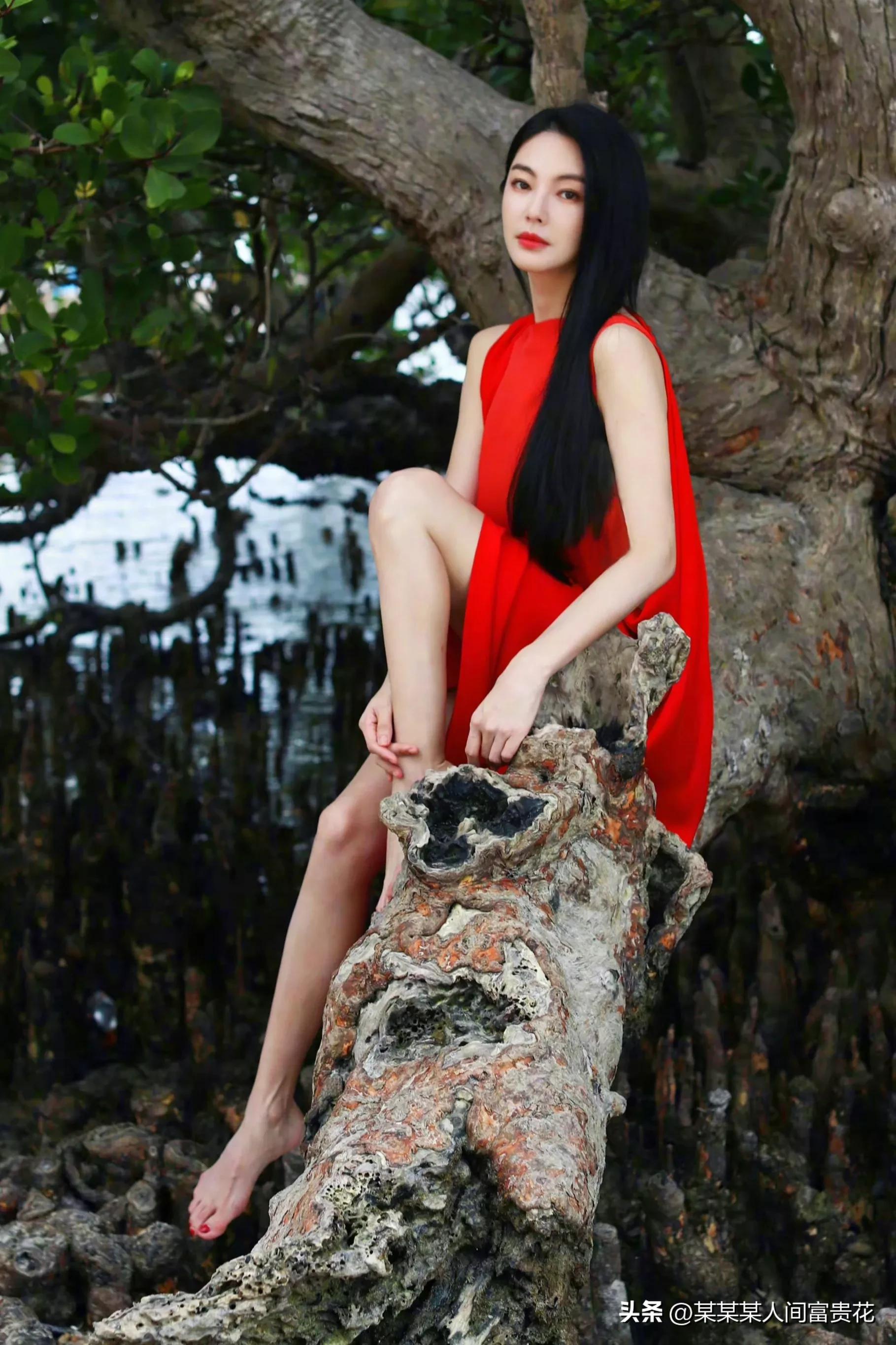 Zhang Yuqi's red dress and bare feet are so beautiful - iMedia