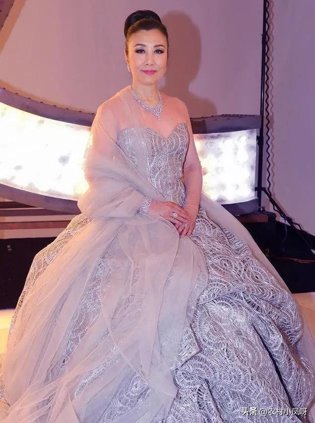 Wang Mingquan was so beautiful when she was young, with delicate facial ...