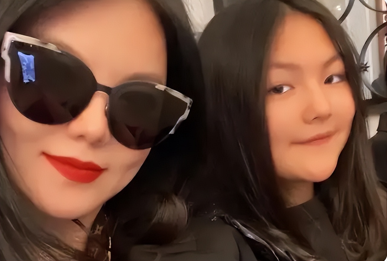 Wang Shiling's group photo sparked controversy. The 13-year-old wearing black silk was ridiculed ...