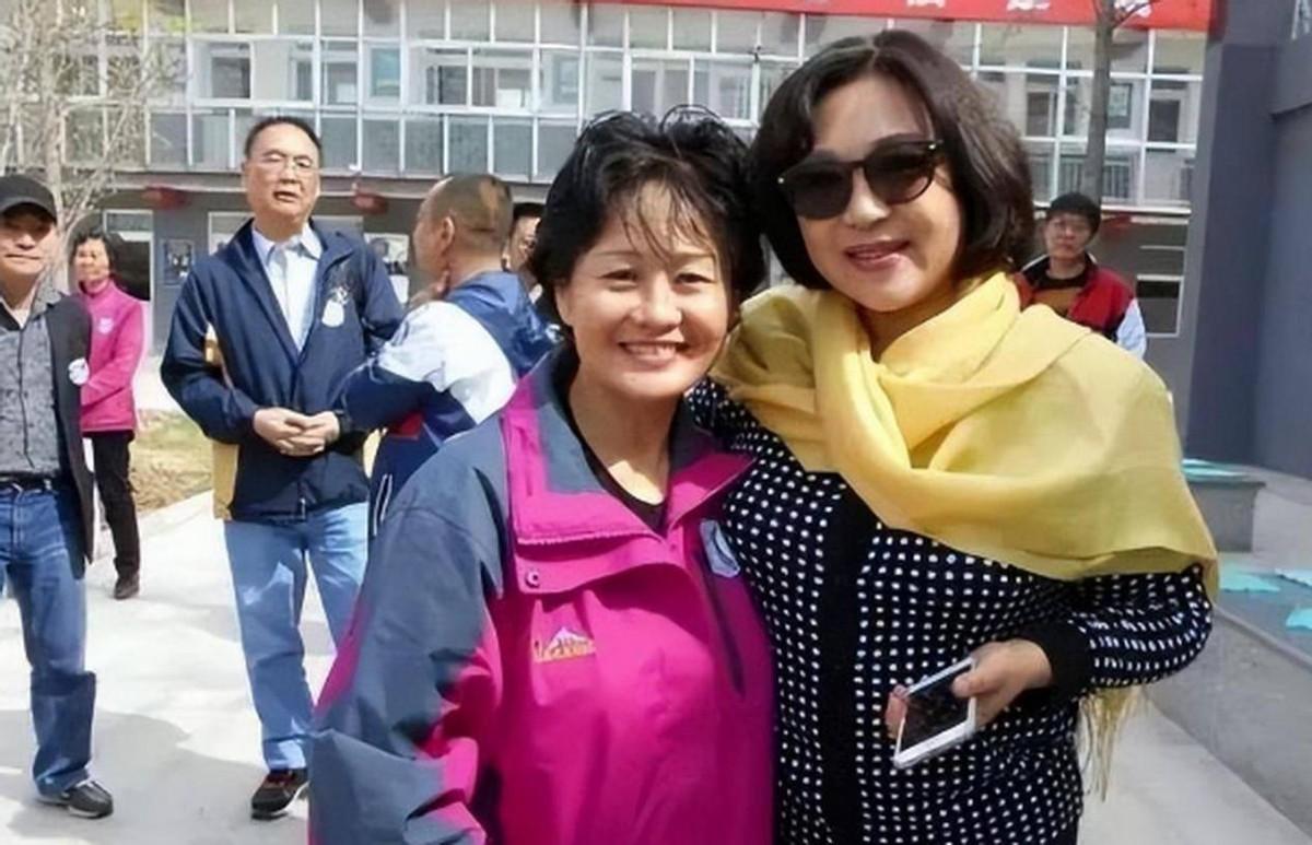 Jet Li posted a recent photo of his wife, 61-year-old Li Zhi is aging ...
