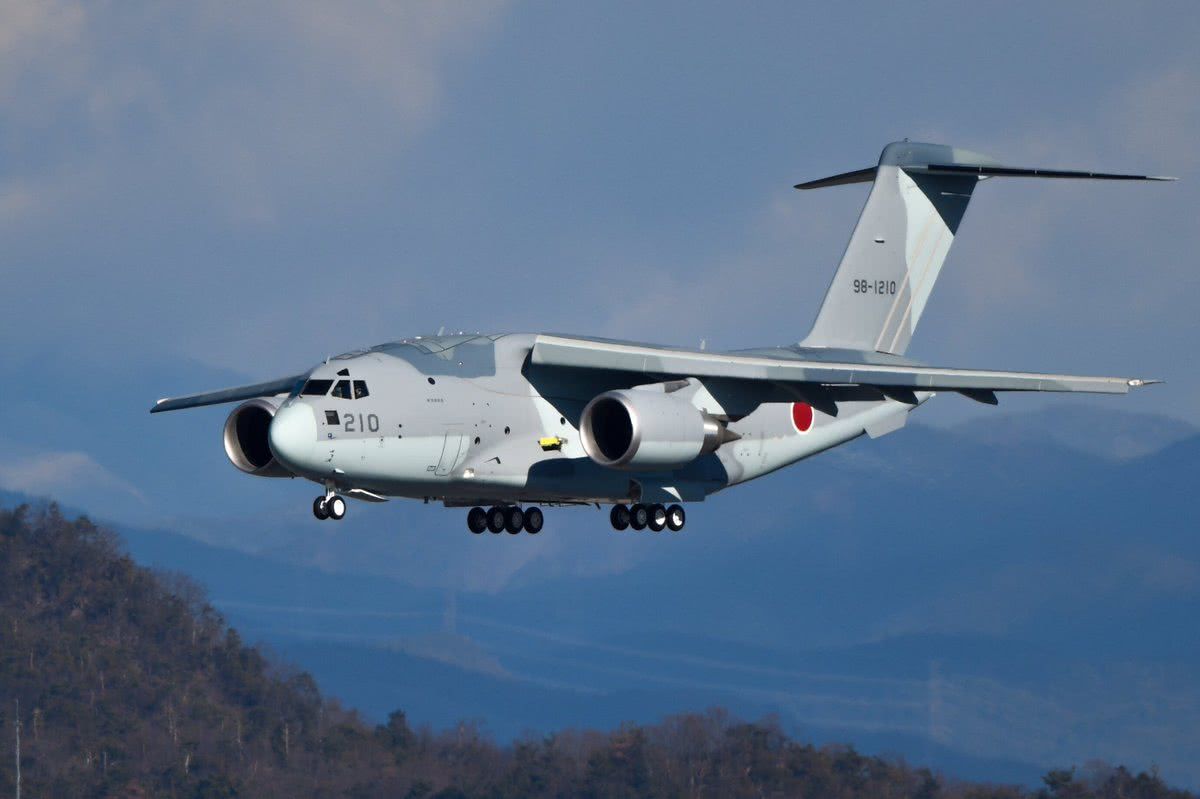 The U.S. military transport plane is transformed into a "bomb truck ...