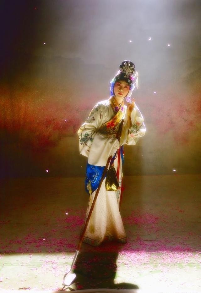 When Meng Xiaodong left Mei Lanfang, she gently said to him: "Wanhua, don't be afraid, don't be ...